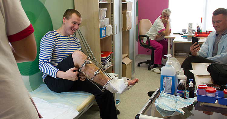 Canadian Ukrainians assist in treatment of severely injured fighter ...